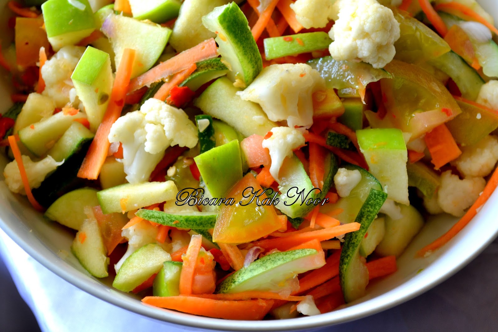 Nasi Lemak Lemuni, Sambal Sotong & Acar Cacamarba (Epal, Timun, Bunga ...