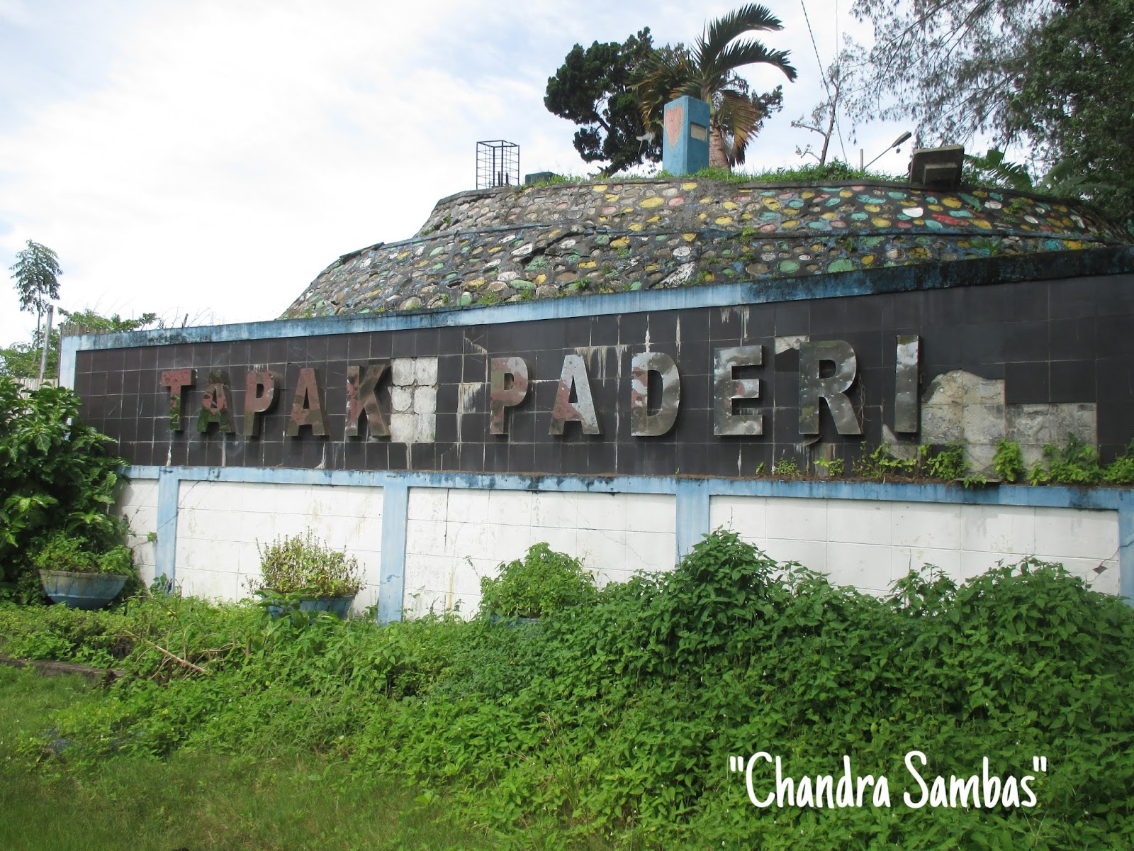 Pantai Tapak Paderi, Pondok Sendal Jodoh dan Bunker Jepang | Backpacker ...