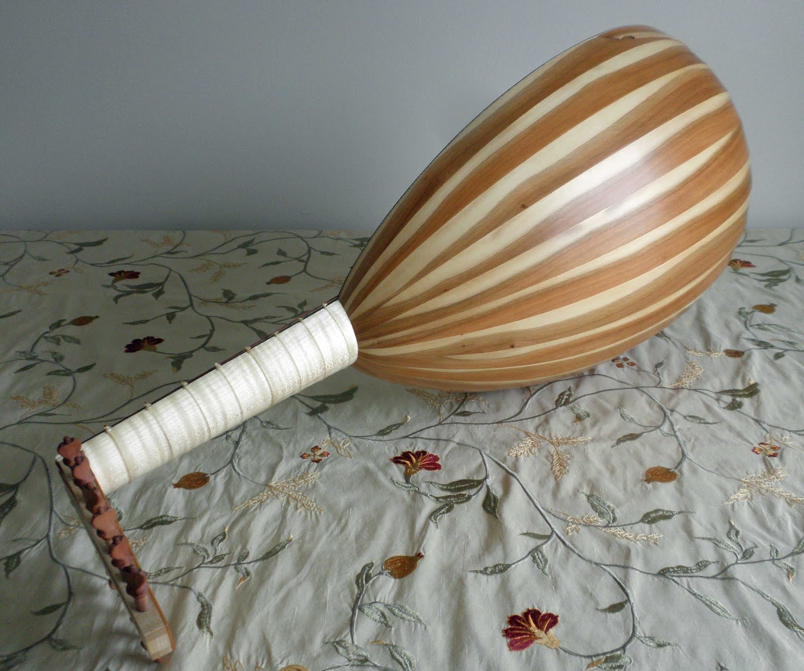 Buying a Lute: Renaissance lutes