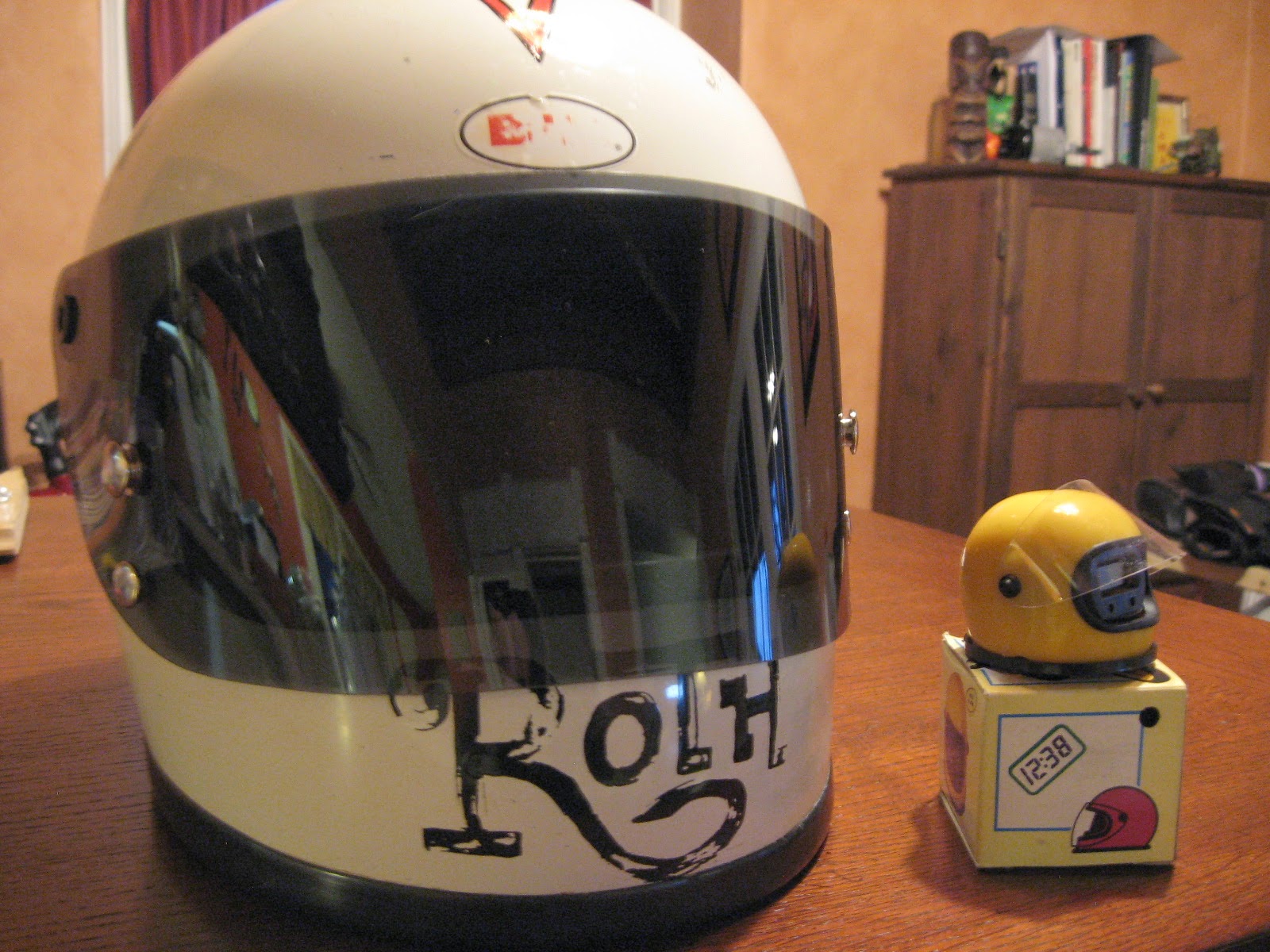 Noot: 1975 Bell Star II - A Restored Historical Helmet