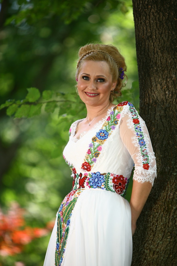Intre Mirese: Rochia de mireasa inspirata din costumul popular romanesc