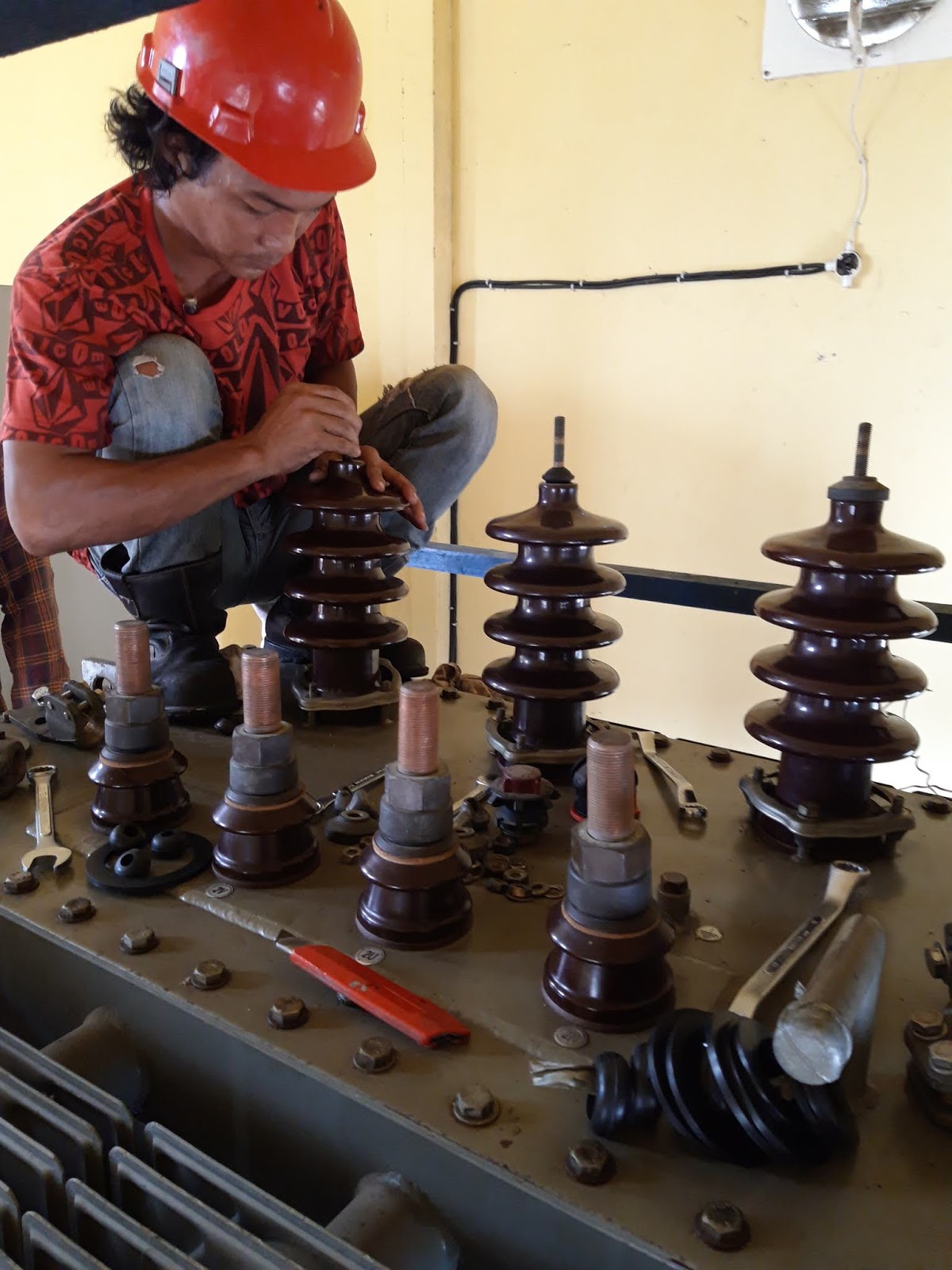 PERBAIKAN PEMELIHARAAN PENGADAAN TRAFO LISTRIK DISTRIBUSI 20KV Kalimantan. HOTLINE. 08125055531 ...