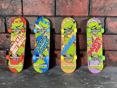 Dennis-Toys: Teenage Mutate Ninja Turtles (TMNT) Mini Skateboard Keychains