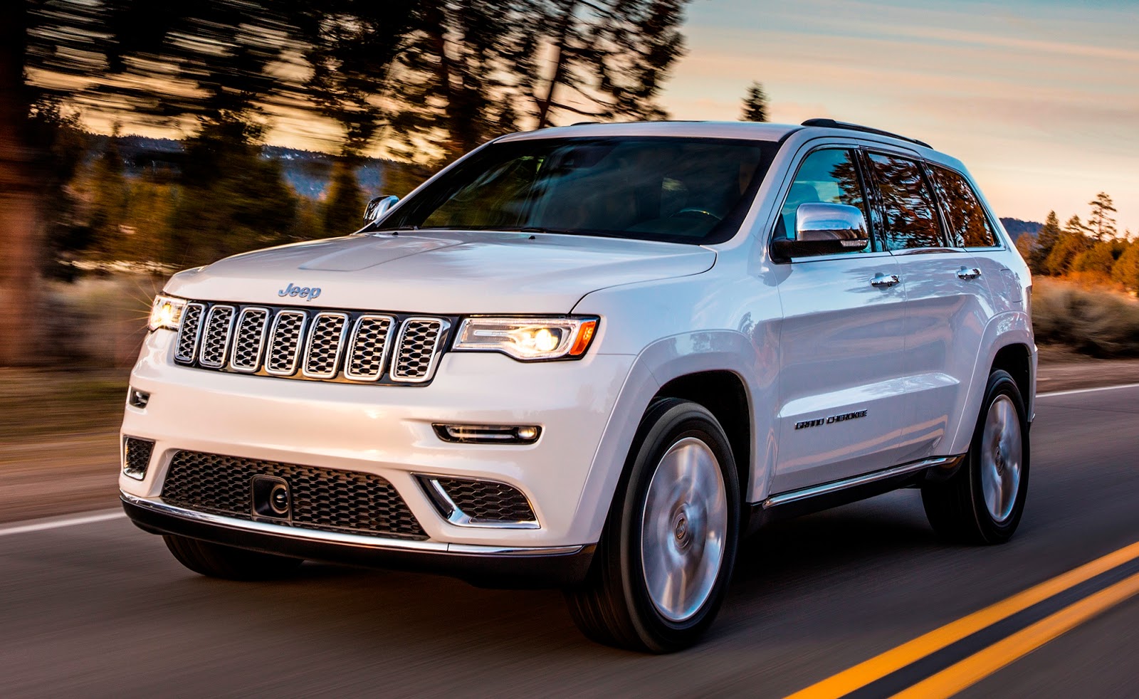 Jeep revela Grand Cherokee Trailhawk e Summit nos EUA