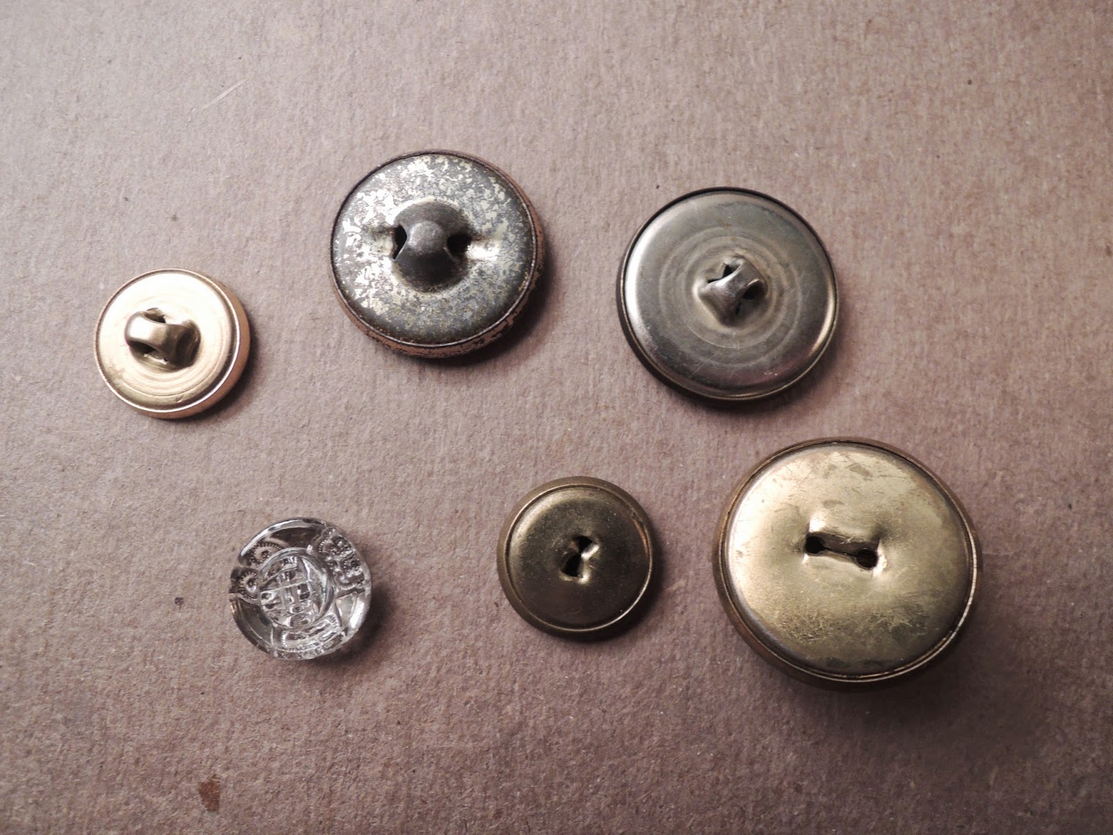 Holly Goes Lightly: DIY Vintage Button Push Pins