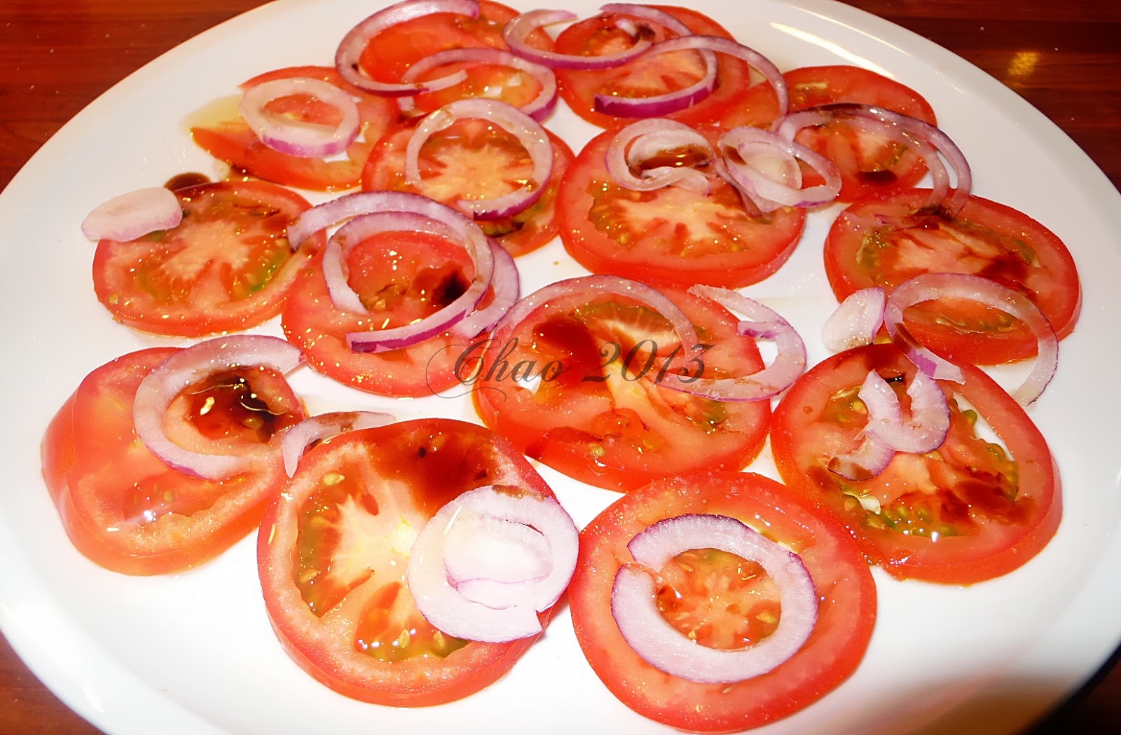 LA COCINA DE CHAO: Ensalada de tomates y cebollas al aroma de albahaca.