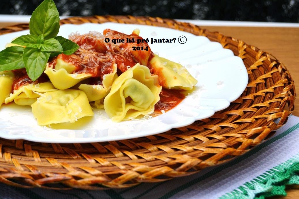 O que há pró jantar?: Massa fresca recheada com molho bolonhesa Guloso