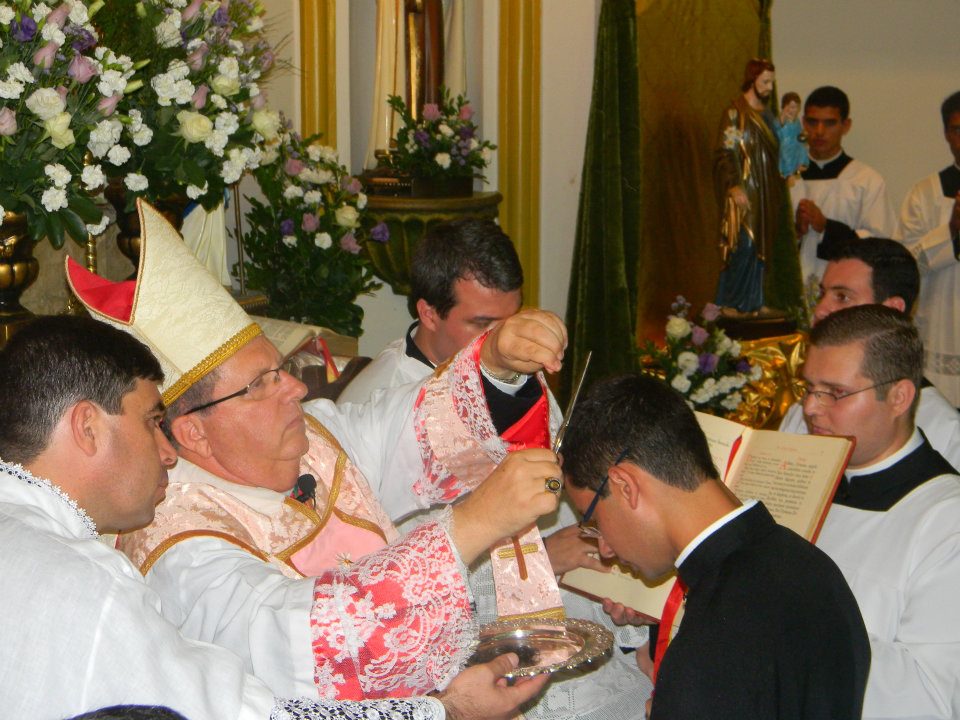 Santa Igreja: Rito da Tonsura em Itaperuna