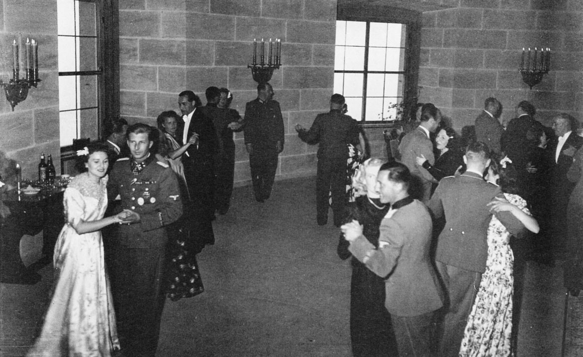 NAZI JERMAN: Pernikahan Hermann Fegelein dan Gretl Braun