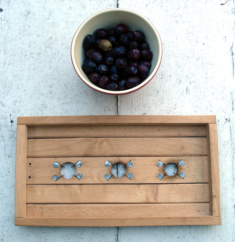The Adventures of Lolailo: Curing olives: score & soak