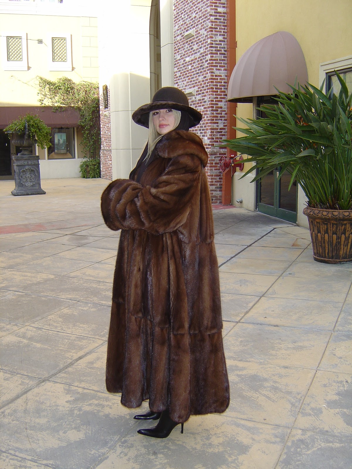 Fur Coat: Marvellous mink fur coat