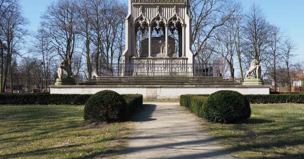 The Benefits of Above-Ground Burial