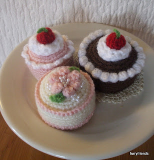 Marianne's Miniverse: Crochet cakes are so much fun.