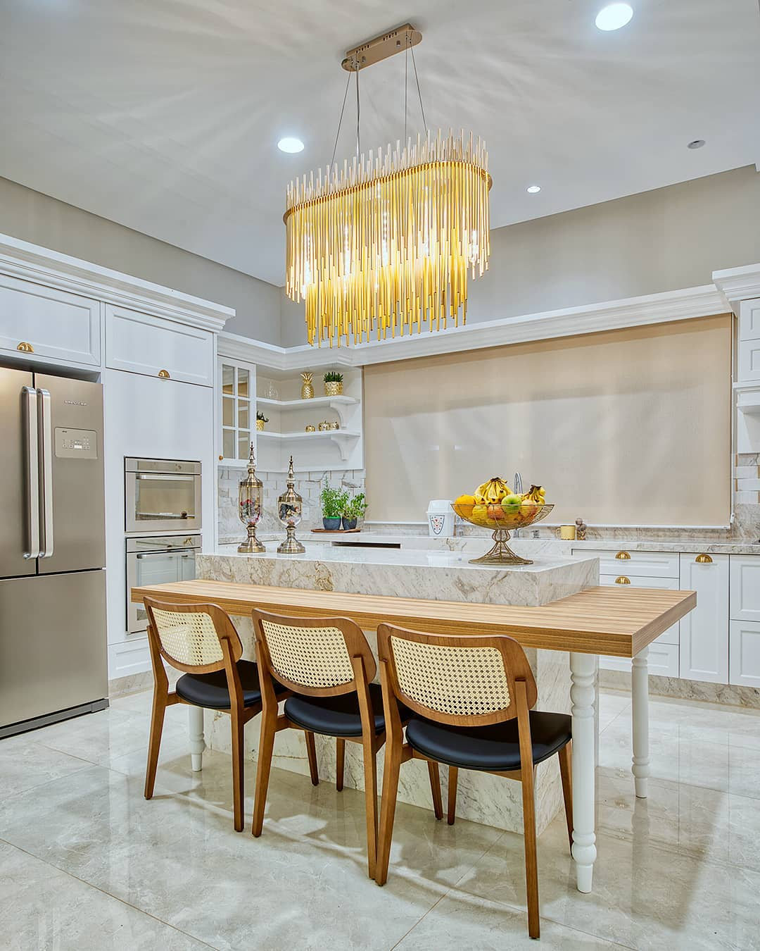 Cozinha branca e dourada com ilha e estilo clássico! - Decor Salteado Cozinha branca e dourada com ilha e estilo clássico! - Decor Salteado