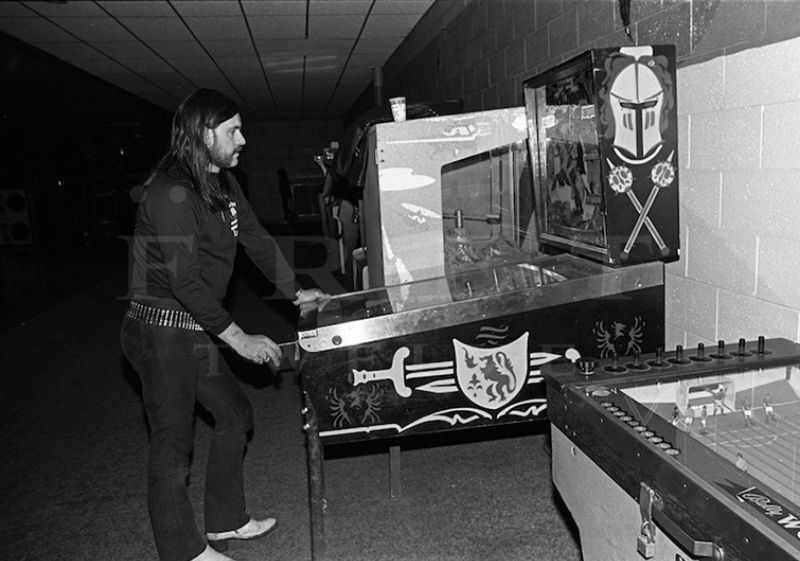 20 Candid Vintage Photographs of Rock Stars Playing Pinball ~ Vintage ...