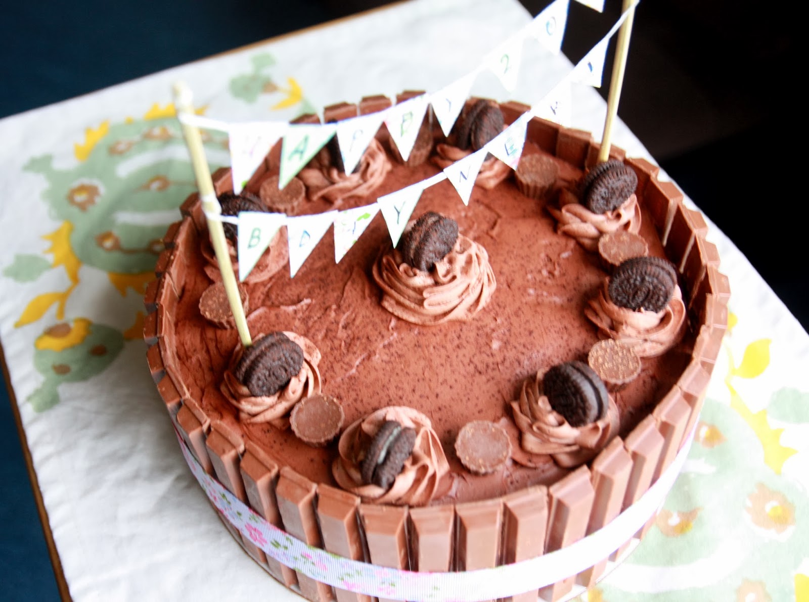 dr. sweet tooth: Kit Kat Red Velvet Oreo Madness Cake