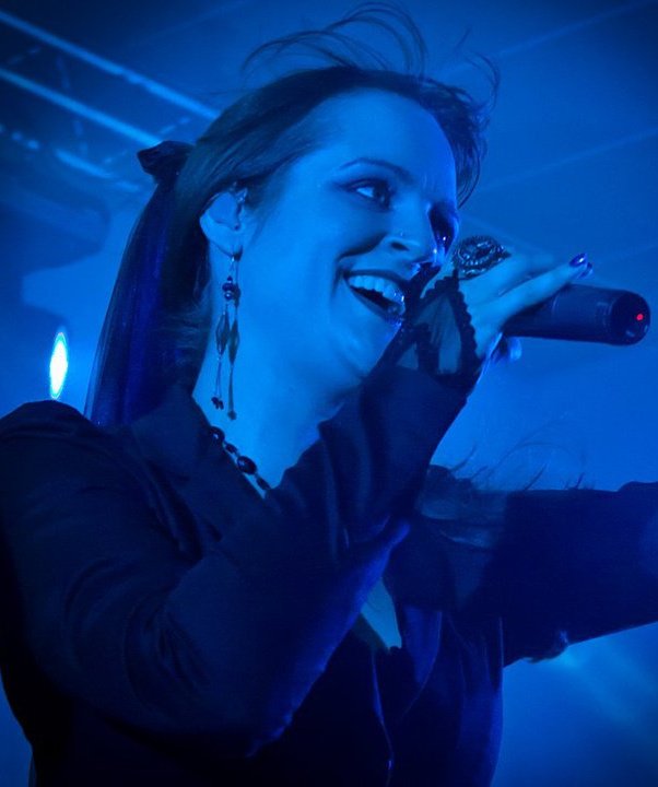 .: Entrevista a LORI LEWIS, voz de THERION y de AESMA DAEVA!