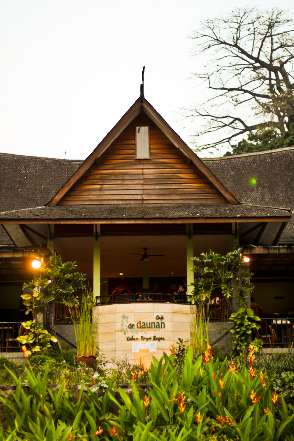 Cafe de Daunan Kebun Raya Bogor ~ 2 Kutu Loncat