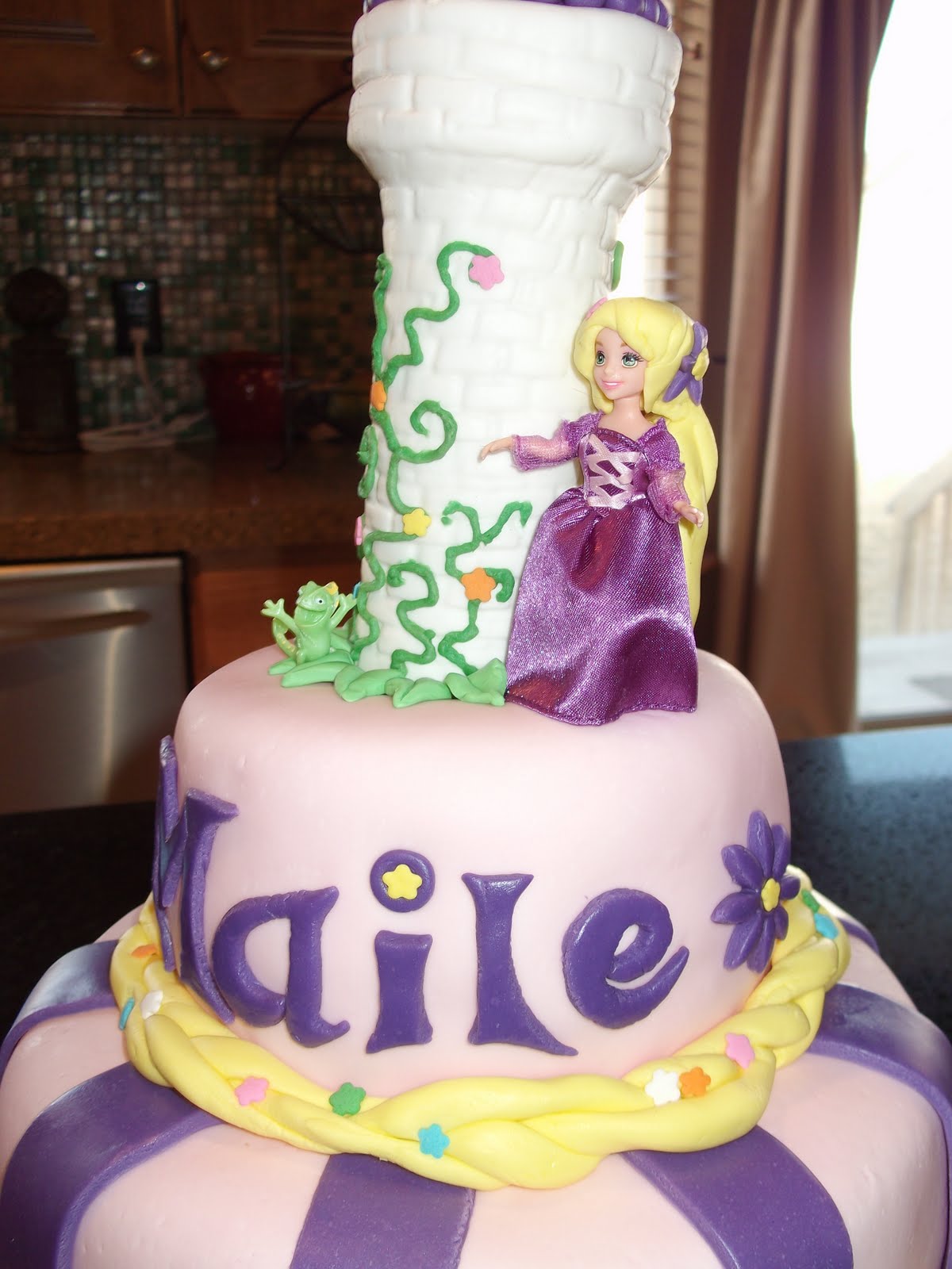 Sarah Lee Cakes: Tangled Cake