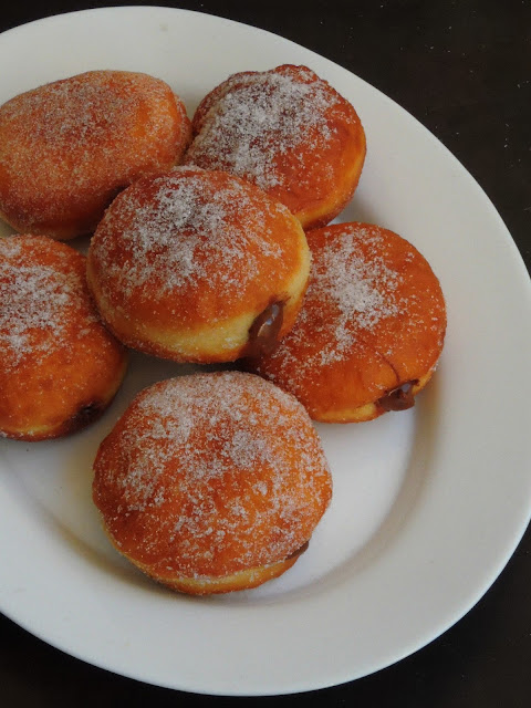 Priya's Versatile Recipes: Nutella Filled Donuts
