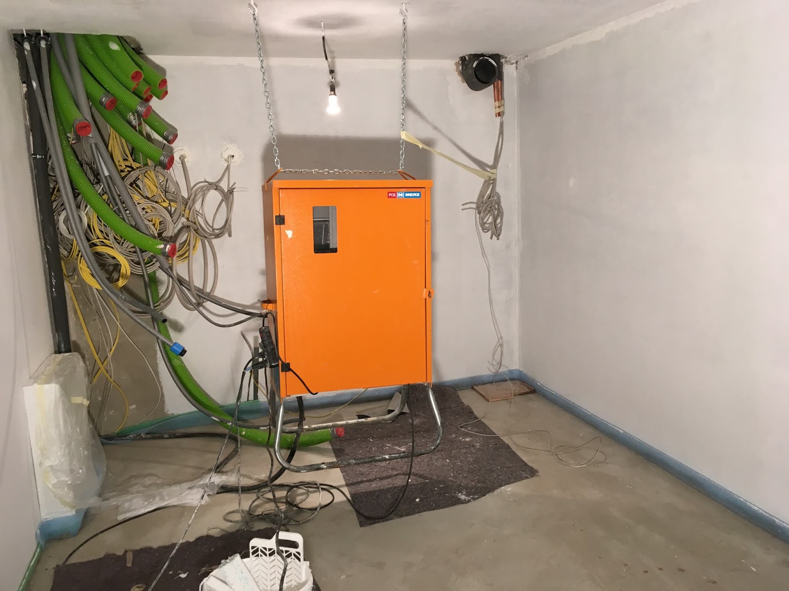 Hausbau Nadine, Max & Alex: Anstrich Technikraum - die Installationen ...