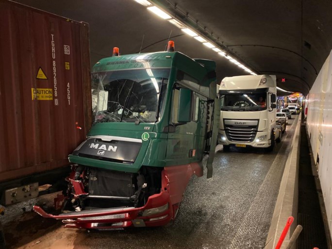 Antwerpse haven - Proud to be a docker: Tijsmanstunnel uur lang volledig dicht na ongeval met ...