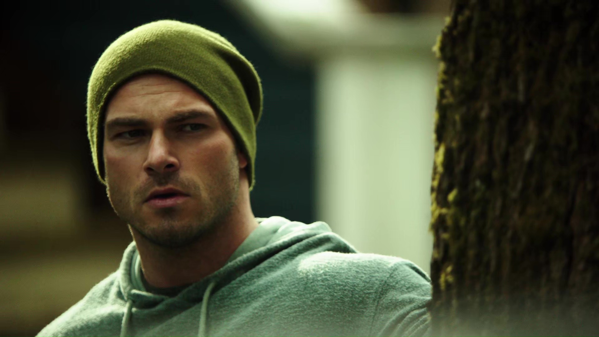 ausCAPS: Shawn Roberts shirtless in Motive 2-01 "Raw Deal"