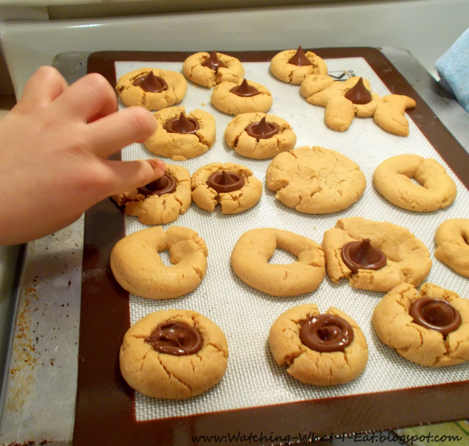 Watching What I Eat: Super Easy Peanut Butter Chocolate Kiss Cookies ...