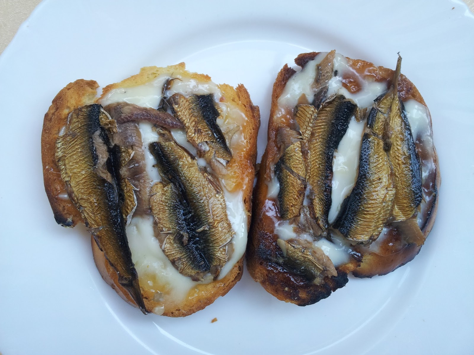 Povesti bucataresti: Tartine cu sprot afumat