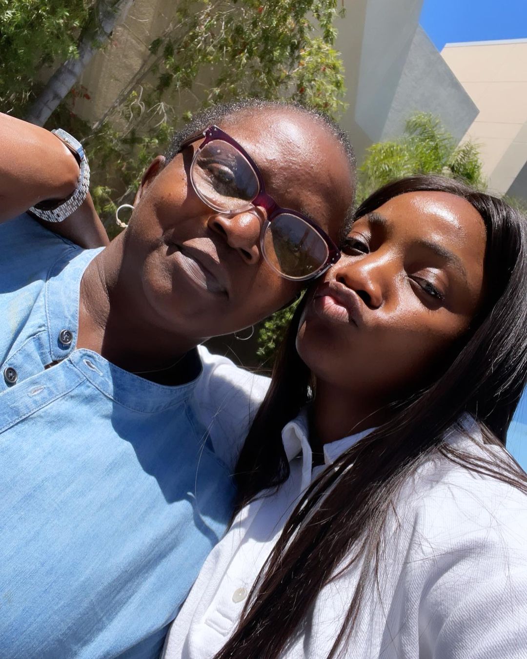 Singer, Simi warms hearts with her images from her family's holiday in ...