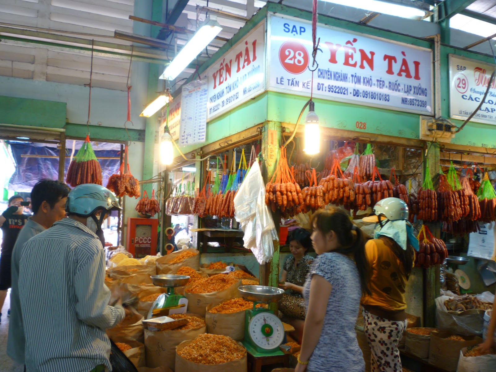 Camera tai tai in Saigon!: Binh Tay Market