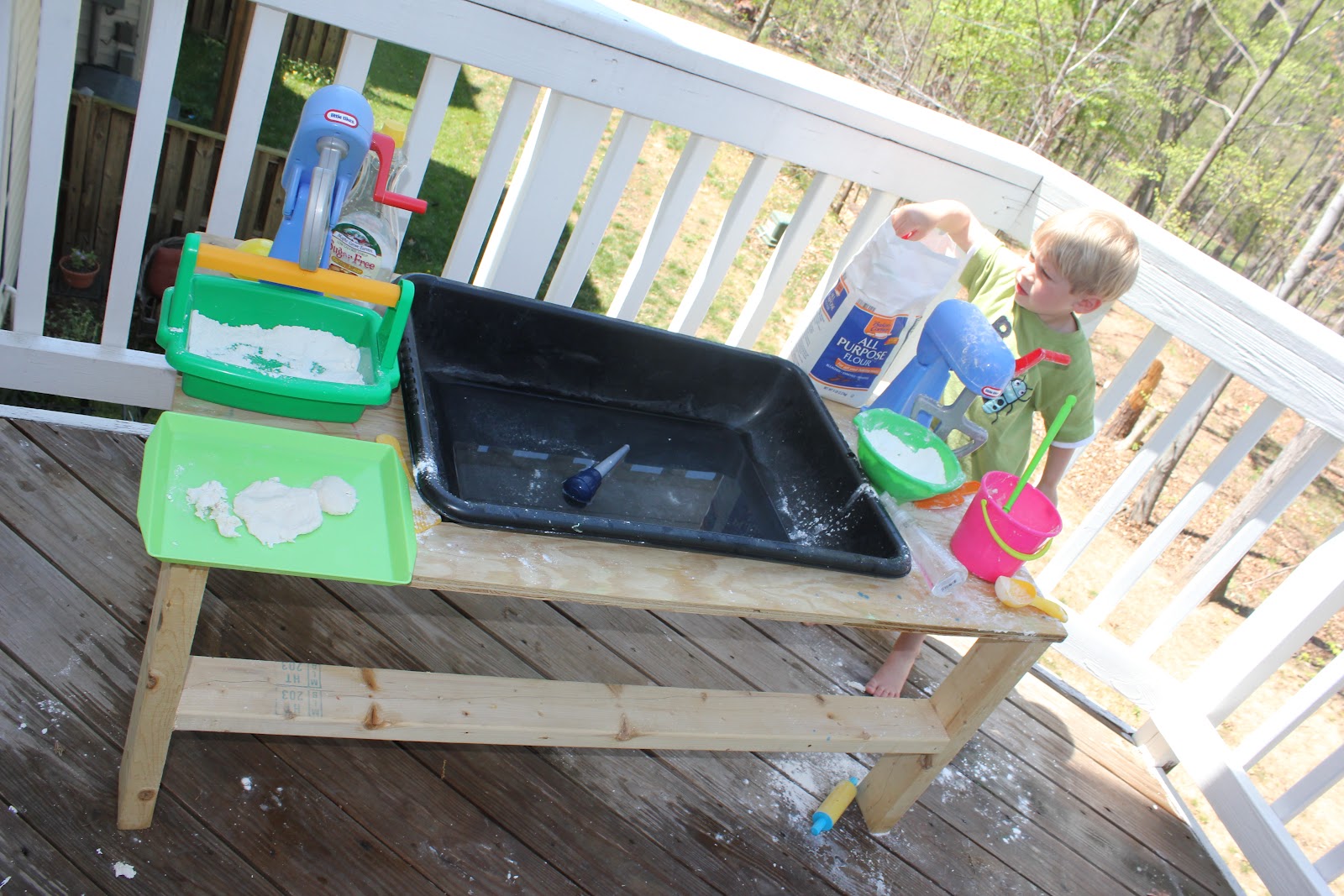 Momma's Fun World: Flour sensory fun