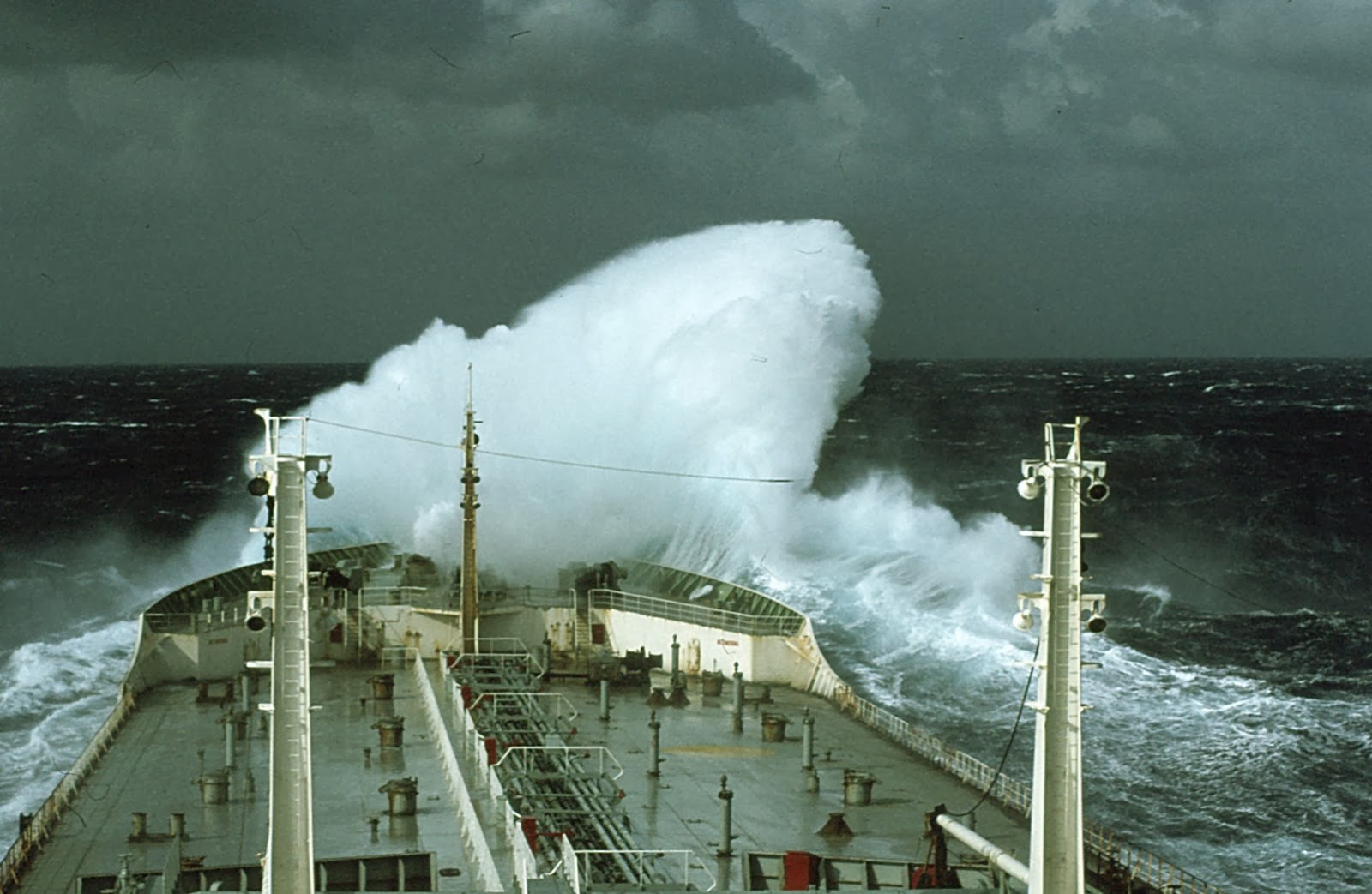 'ZIEN EN WETEN': DILOMA M.S. SHELL TANKERS B.V. (DEEL 1-B)