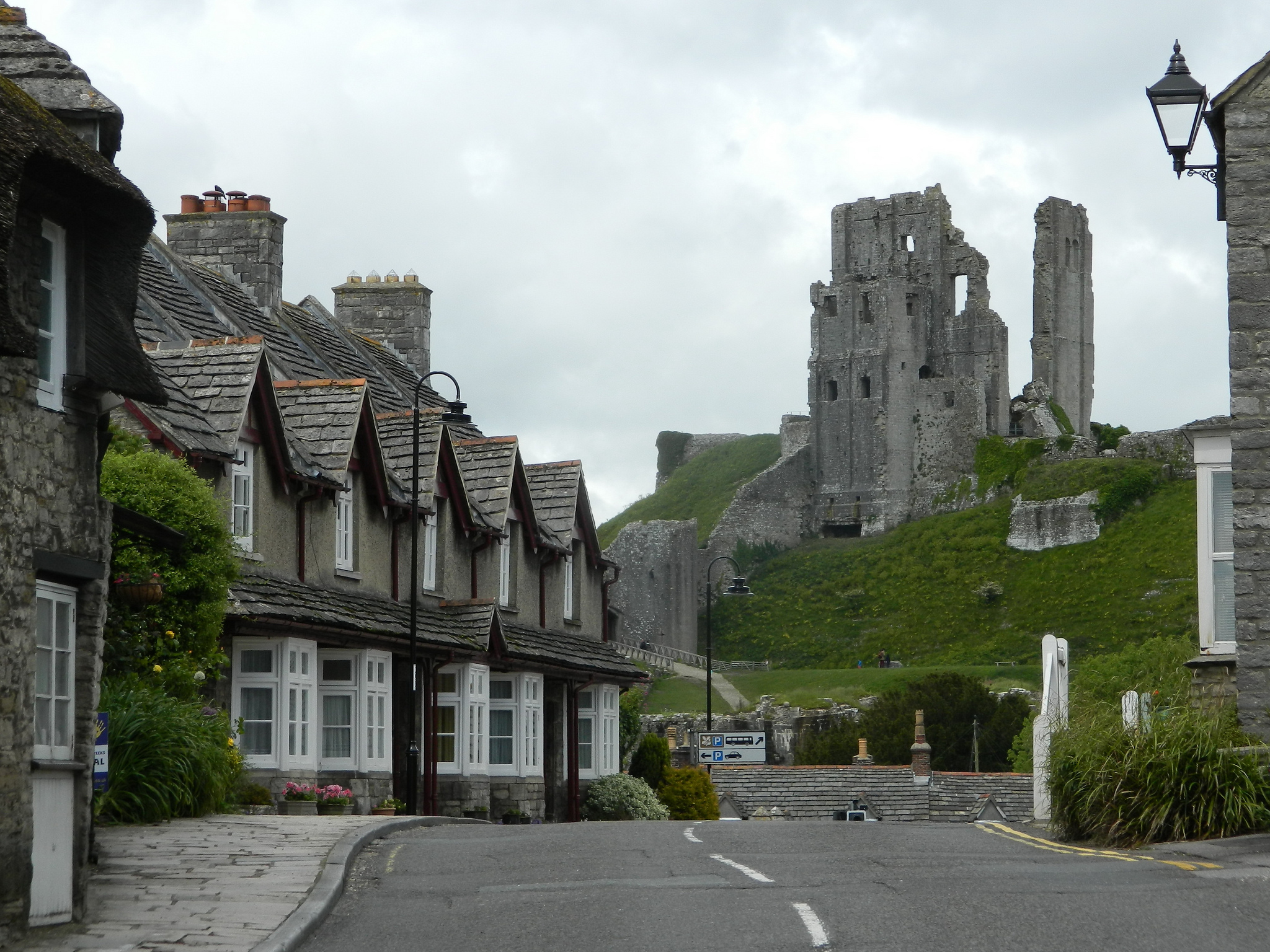 Ruins of Corfe Castle, Dorset, England (with Map & Photos)