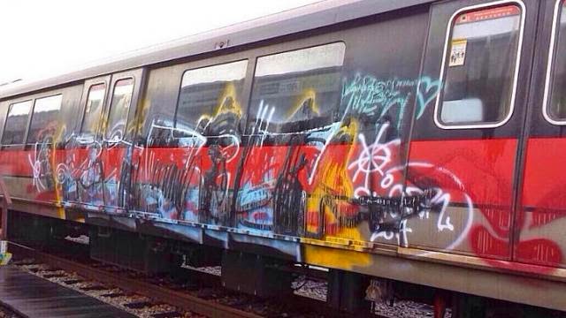 Under The Angsana Tree: SMRT train Vandalised Again