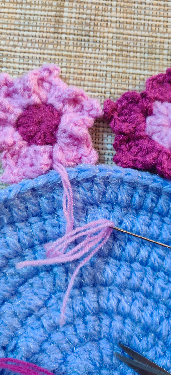 Raji's Craft Hobby: Flower Motif Edged Crochet Table Mat