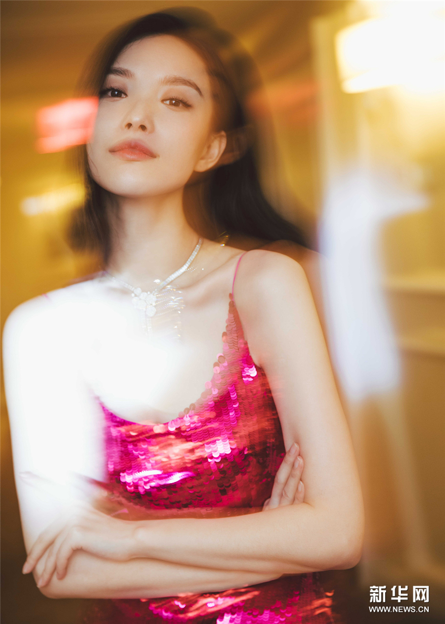 China Entertainment News: Street shots of Ni Ni in New York