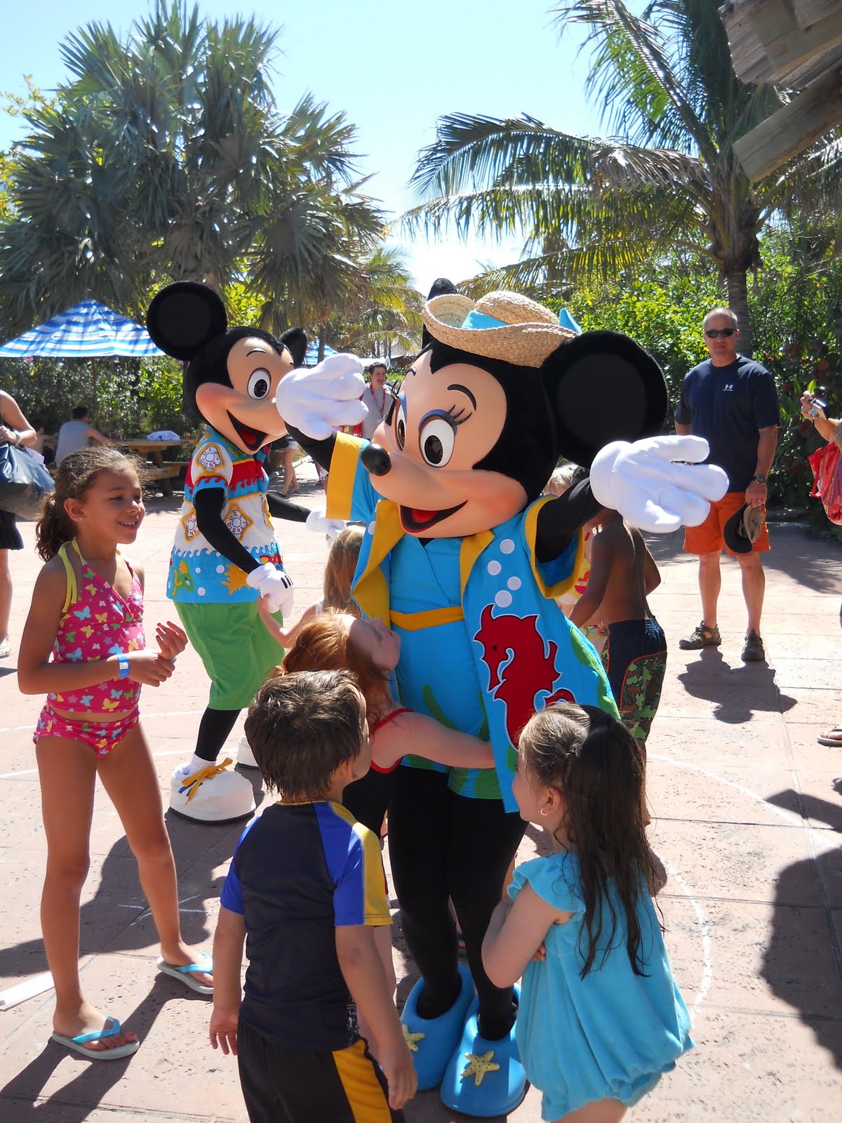 Kaleigh Makes Friends with Mickey Mouse: Minnie Mouse on the Island of ...