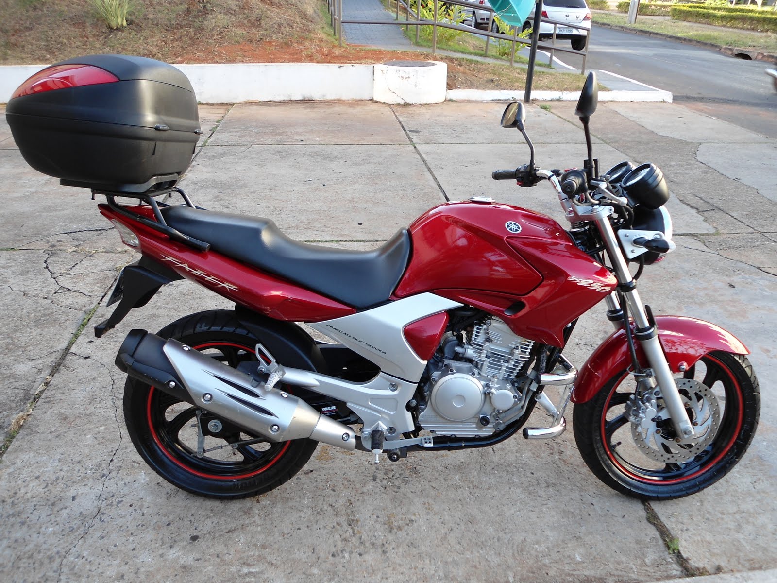 Vendo Fazer YS 250: FAZER YS 250 2009/2010 + BAÚ e MATA CACHARRO