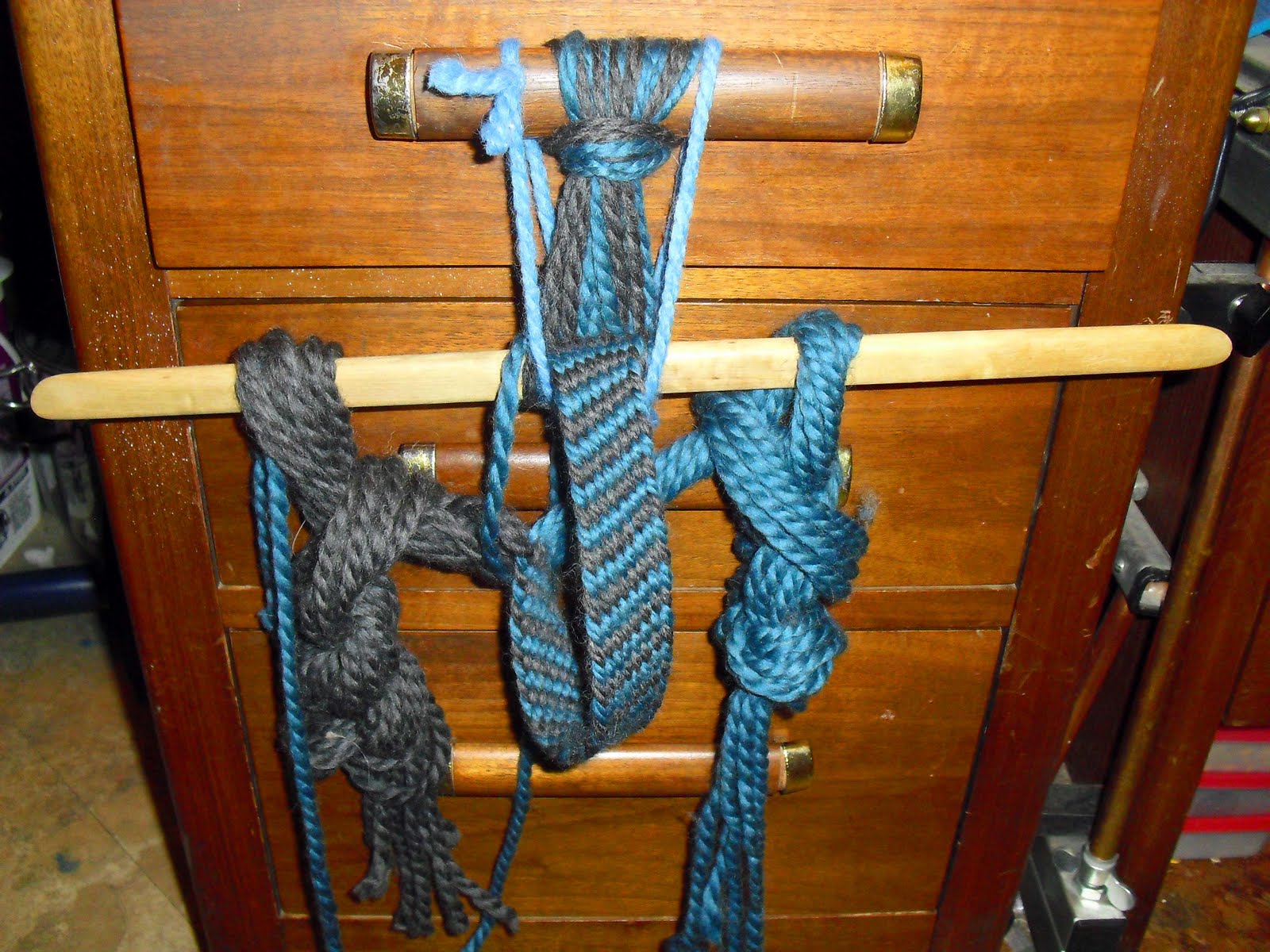 Tangible Daydreams: Tutorial: Finger Weaving, Beginner's Diagonal Weave