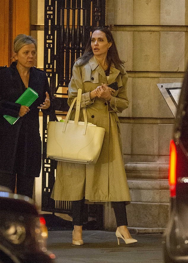 Angelina Jolie participa de jantar em restaurante grego em Londres