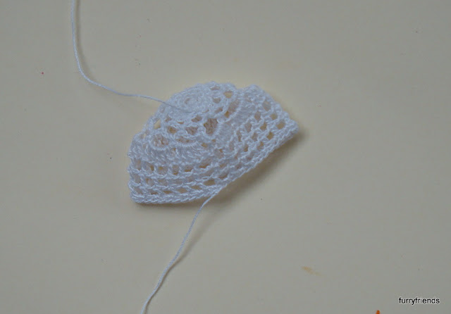 Marianne's Miniverse: Crochet cake dome