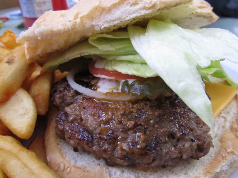 Burger Club - Winnipeg: Burger Plus: 3.9/5
