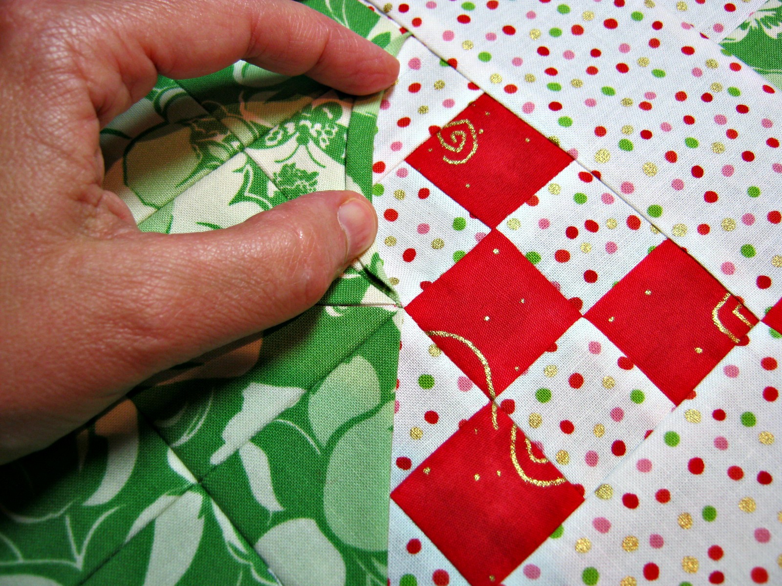 Felicity Quilts: Christmas in July Tutorial: Holly Berries Pillow Cover