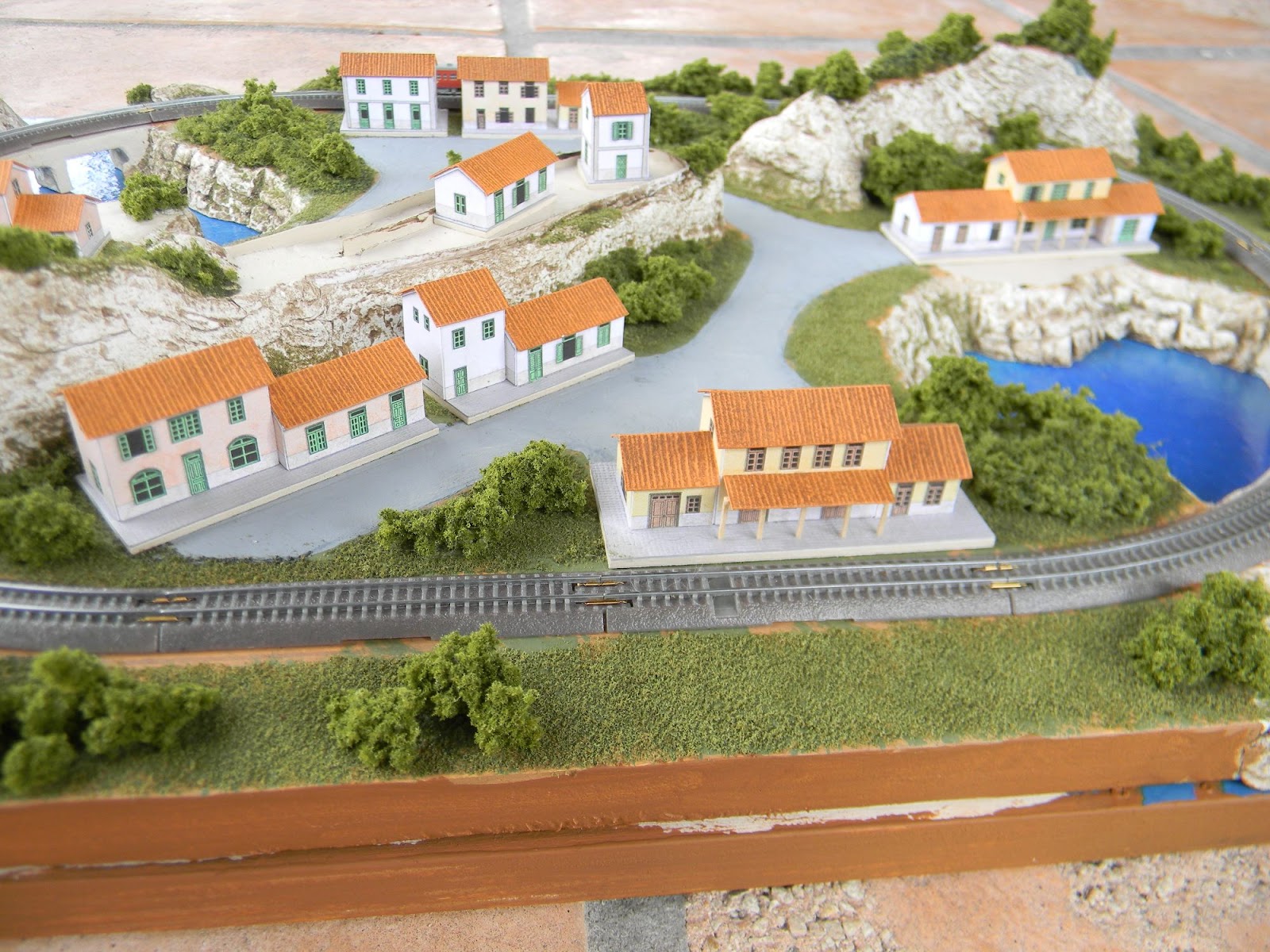 Miniature Trains: "T" Scale 12" x 17" layout