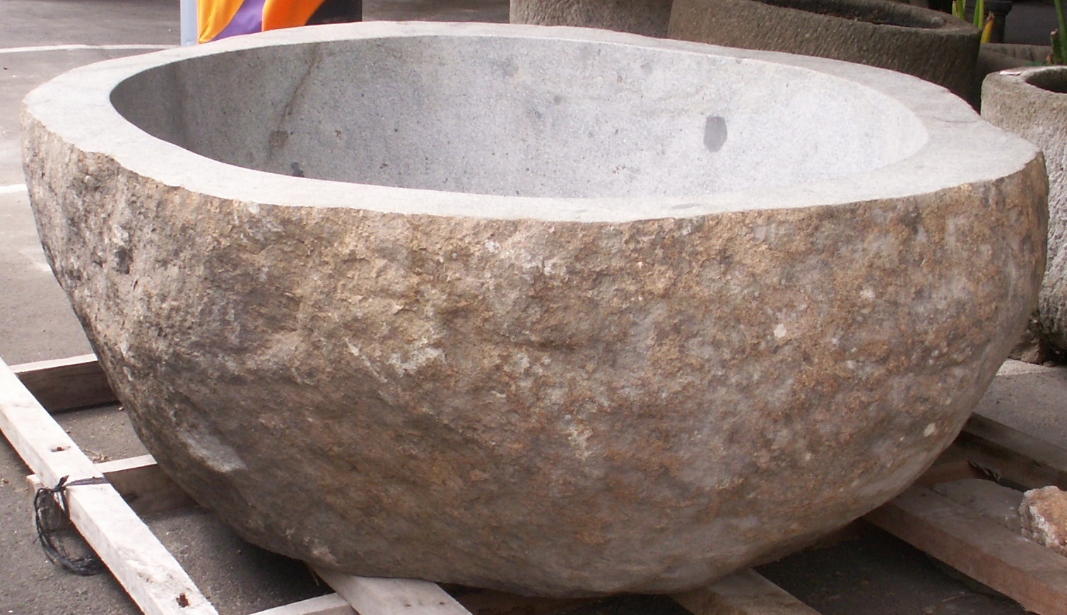 15 DESAIN BATHTUB NATURAL DARI BATU ALAM | IDAMAN