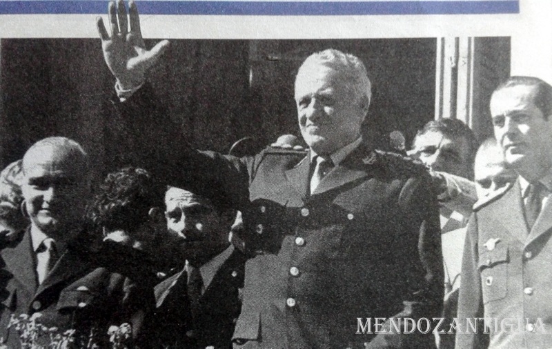 El exultante Presidente de Facto Galtieri, sale al balcón de la Casa ...