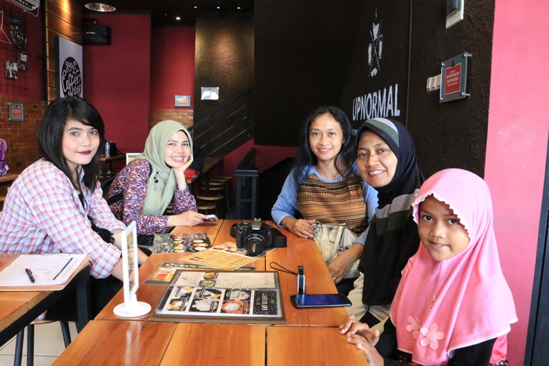 Warunk Upnormal, Warung Indomie Kekinian Asik Buat Nongkrong - TᖇᗩᐯEᒪEᖇIEᑎ