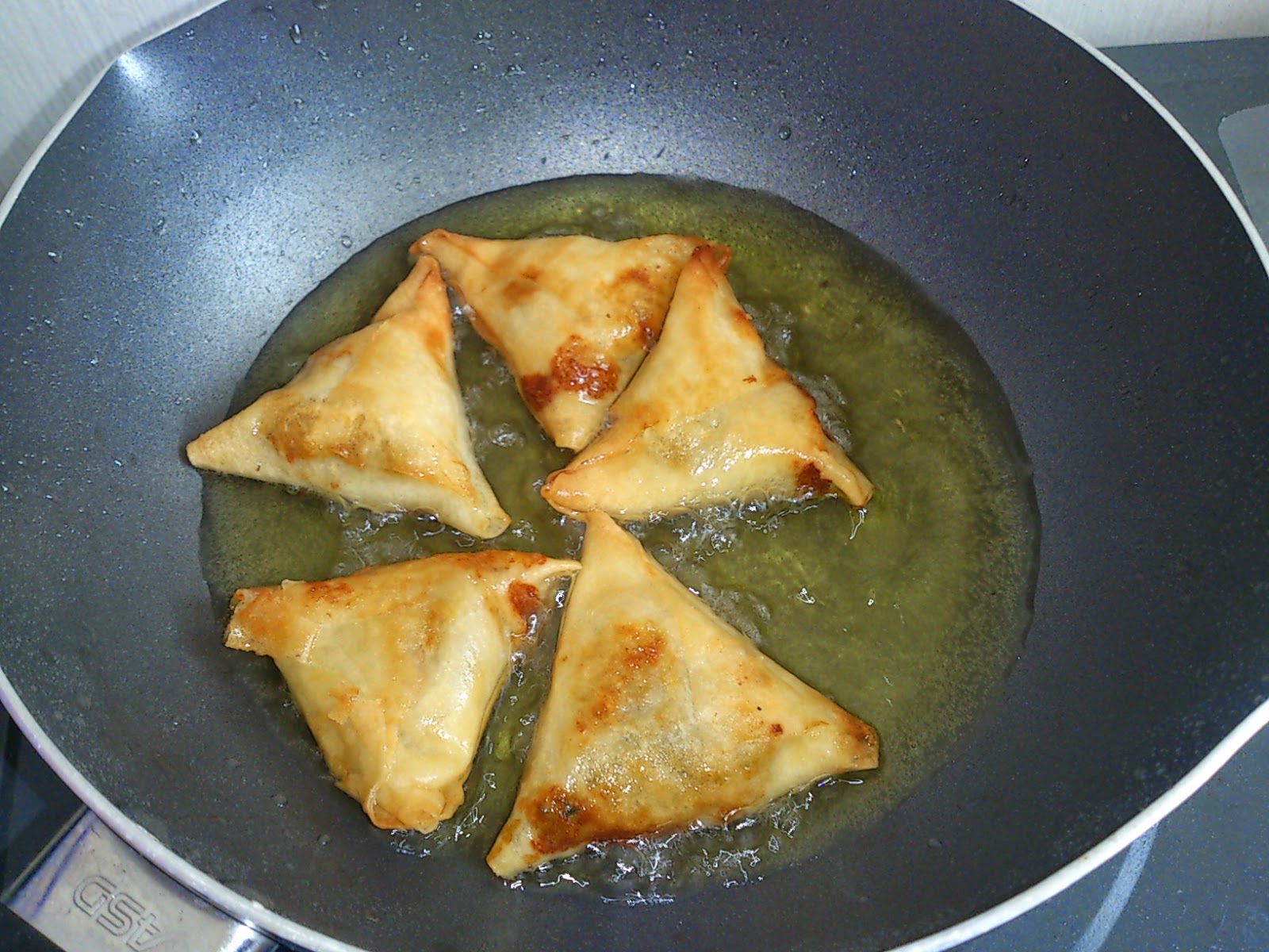 KUIH SAMOSA INTI DAGING KENTANG SEJUK BEKU