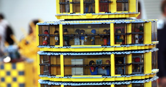 Fruitless Pursuits: Report: Giant Lego Fan Display!